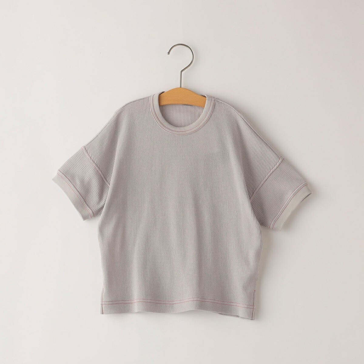 [型番：512312639]心地良さを追求した【THYARD】の半袖TEEです。細番手糸のワッフル生地を使用し、ストレッチの効いたスマイルコットン(R)で締め付け感のない軽い着心地に仕上げました。通気性も良く、裾にスリットが入っている為、暑...