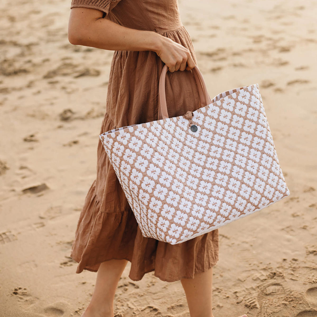 [型番:441121]【デザイン】●花柄が可愛いかごバッグ「MOTIF」です。●プラスチック素材なので軽量で、汚れた時は水拭きでサッと拭き取ることができます。●大きめサイズでショッピングや遠出のお出かけにもおすすめです。●留め具が付いている...