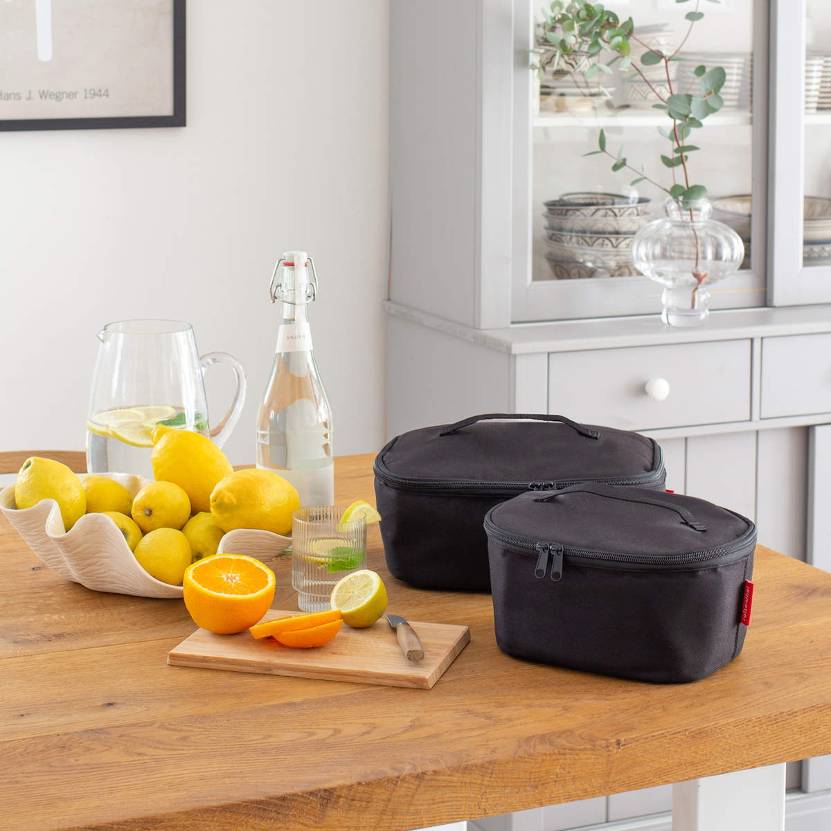 [型番:445868]【デザイン】●容量約4.5Lのクーラーバッグです。●開口部は大きく開くダブルファスナー式です。●ハンドル付きで持ち運びに便利です。●環境に優しいリサイクル素材を使用しています。●内部は高品質のアルミニウムライナーを使用...