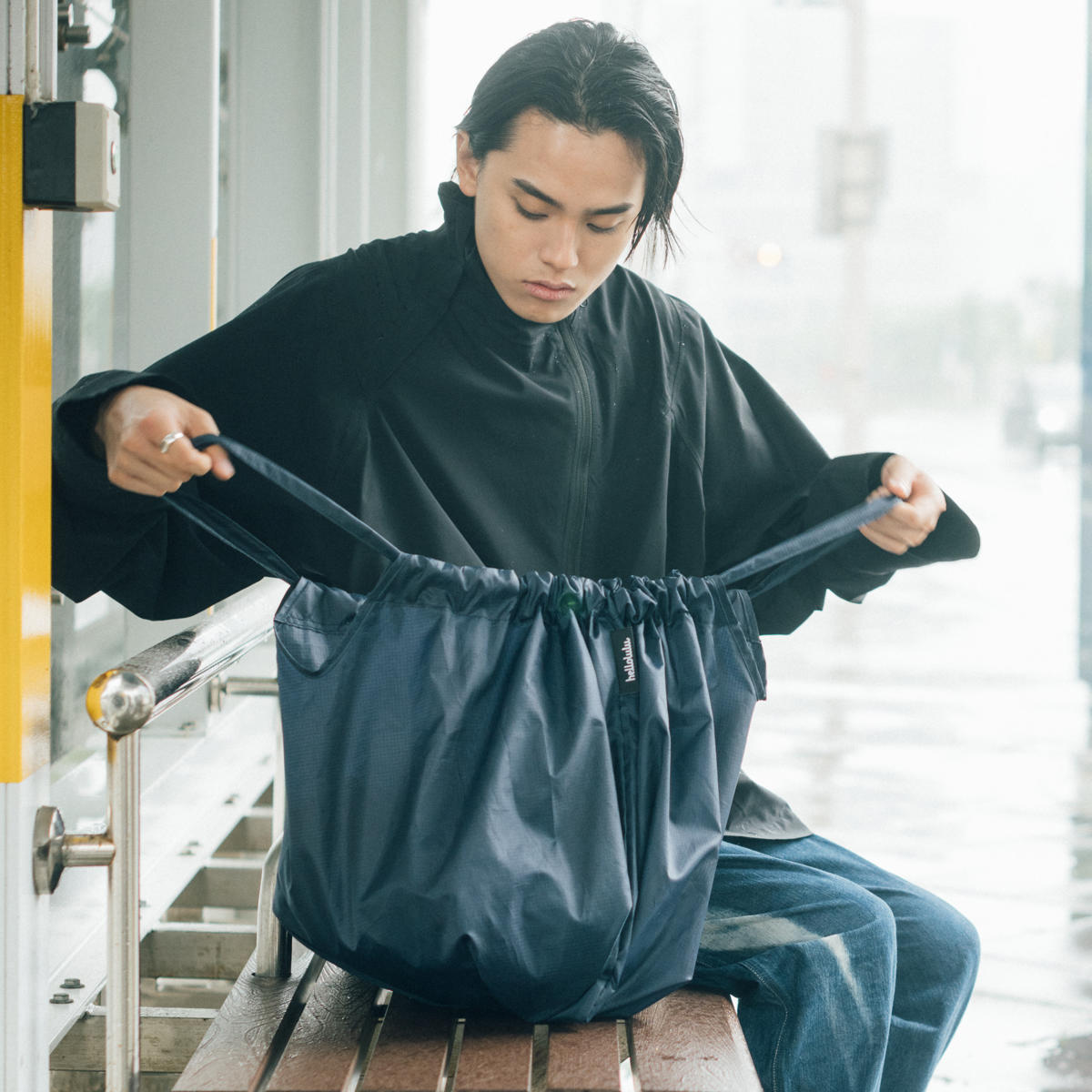 [型番:446683]【デザイン】●お買い物に役立つレジかごサイズのショッピングバッグです。●小さく折りたたんで丸いフォルムのポーチに収納できます。●17Lと大容量で、旅行のサブバッグやランドリーバッグとしてもおすすめです。●手洗い可能なの...