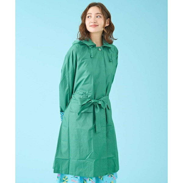 [型番：GGYGW30130]まるで洋服のような普段使いしたくなるレインコート。襟付きのシンプルなデザインで腰回りまでカバーする長めの丈でのお仕立てです。取り外し可能な紐付きフードと袖口を折り返すとオリジナルのプリント柄がちらりと見えるのが...