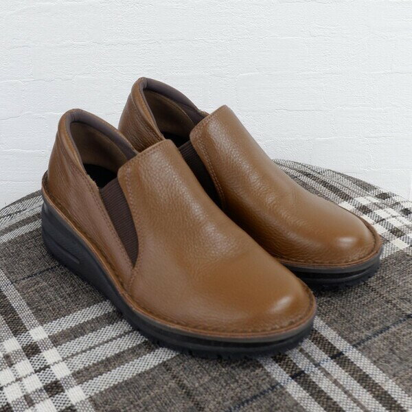 [型番:6134]【Autumn＆Winter Collection】脱ぎ履きしやすさが魅力のサイドゴアシューズに、冬底タイプが登場。踵部分はスポンジ入りで足当たりの良い「モードカオリ」注目アイテムです。“雨がしみにくい撥水加工”表面に撥水...