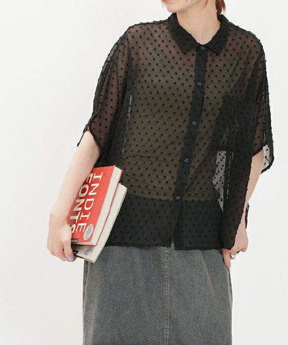 [型番:VB0077]◆ ポンチョ風のシルエットが特徴のシアーシャツ ◆柔らかく肌触りの良いドビー生地のポンチョ風シャツです。これからの季節にピッタリなシアーとゆったりとしたシルエットで風通しも体型カバーもバッチリ◎水玉柄は生地と同色なので...