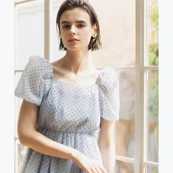 ふんわりとしたボリューム袖と細かいフロッキードットがポイントの着映えトップス。デコルテ見せのスクエアネックですっきりとした印象に。両肩を落としてオフショルダーとしても着られるので気分に合わせて2ウェイで楽しめるデザイン。ウエスト周りはゴムを...