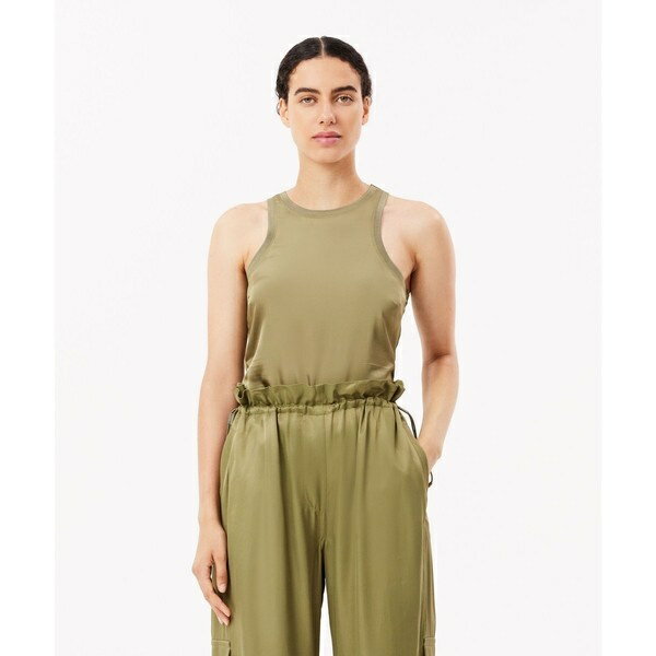 [型番：CF3515-10]エレガントなツヤ感を備えるサテンタンクトップ・ポリエステル仕立てのストレッチサテン素材・スポーティーなタンクトップにエレガントなツヤ感をプラス・首周りと袖周りはリブニット・首後ろにワニロゴパッチSlim Fit■...