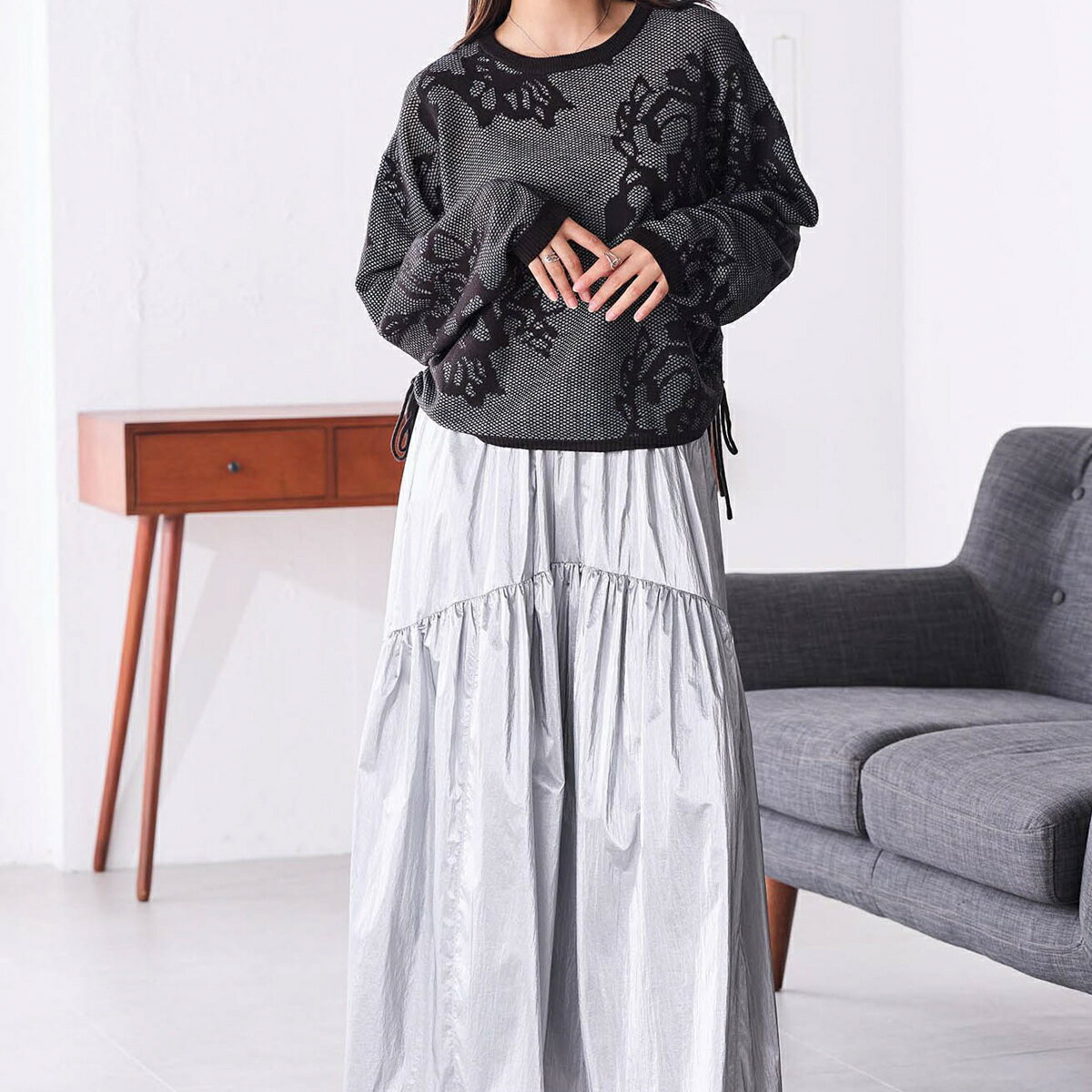 [型番:720316]秋冬でもシアーがオシャレ！！トレンドのシアーニットでおしゃれ度UPのスタイルに【商品】・シアーニットがトレンドマスト!・暑さの残る秋の新定番。・ほのかに透けるシアー感が抜け感をプラス。・透け過ぎないから着やすい。・大き...