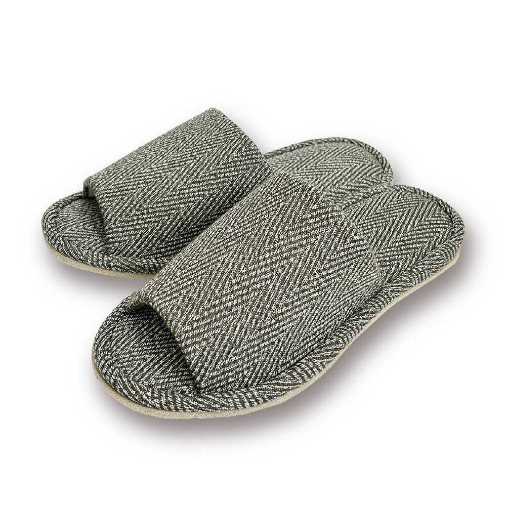 [型番:NPAK24905]回収された廃棄プラスチックを原料とした再生ポリエステルを表の生地に使用したサスティナブルなスリッパ。彩度を抑えた旬の色合いのヘリンボーン柄はどことなく気品があり、自分用だけでなく来客用やギフトとしても最適。家事が...