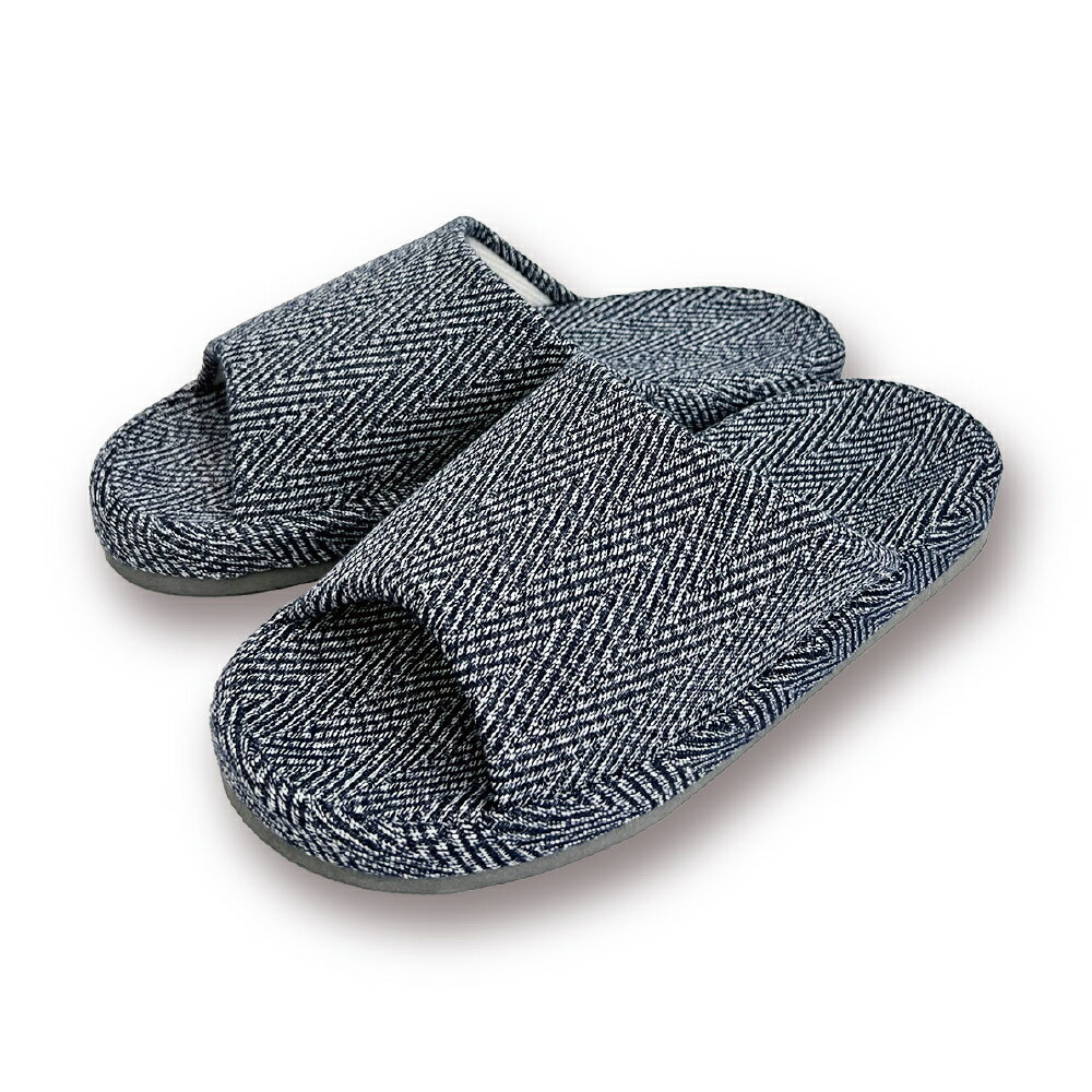 [型番:NPAK24907]回収された廃棄プラスチックを原料とした再生ポリエステルを表の生地に使用したサスティナブルなスリッパ。彩度を抑えた旬の色合いのヘリンボーン柄はどことなく気品があり、自分用だけでなく来客用やギフトとしても最適。立ち仕...
