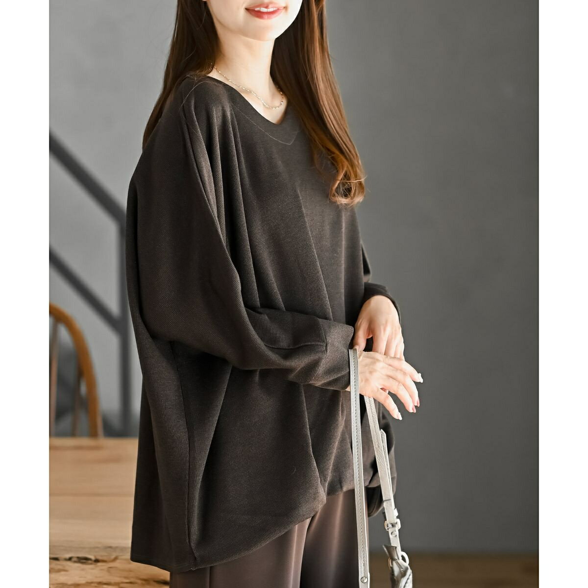 [型番：1500800020]★2025/AW　再入荷★控えめラメの上品プルオーバーほんのりきらめきを放つ控えめなラメが上品な装いを演出してくれるトップス。裏側はつるんとした生地のダブルフェイスで摩擦も少なくさらっとご着用いただけます。抜け...