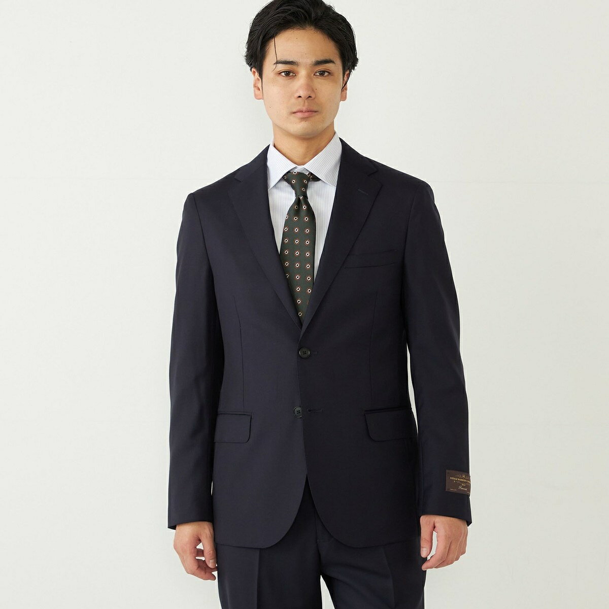 [型番：217080017]■24FW■ウール織物で有名なイタリアの老舗【カノニコ社】のウール素材のジャケット。トロピカル素材のため、しなやかでソフトな着用感が魅力です。3シーズン着用可能な背抜き仕立てで、毛芯・増芯入りの構築的な仕様に仕上...