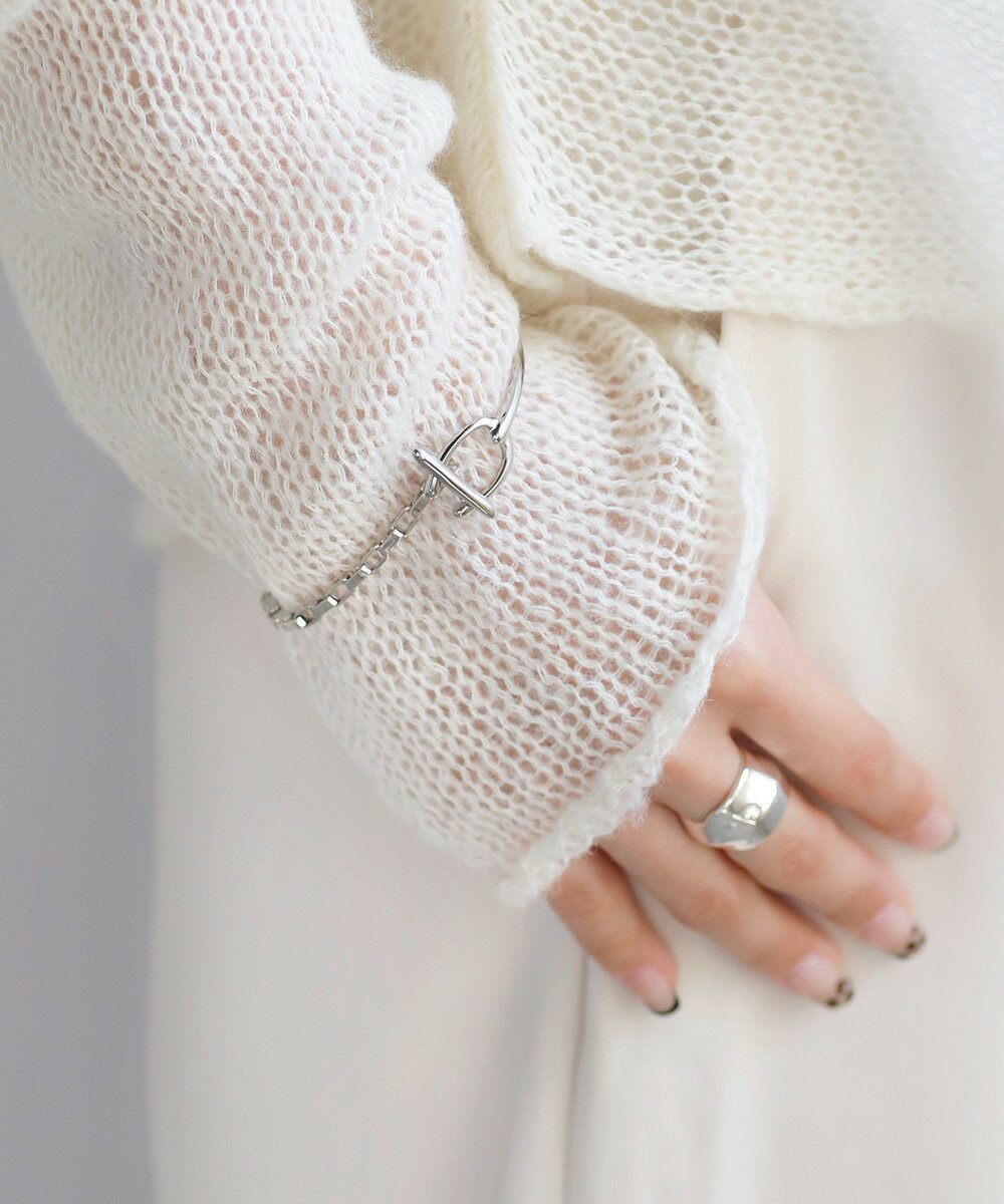 バックルのようなモチーフとスクエアチェーンが目を惹き、手元にアクセントを与えるブレスレット。さり気ない個性を演出するデザインが、スタイリッシュな雰囲気に導きます。※ATTENTION※■微細なキズや製造ムラはすべての商品に含まれます。[型番...