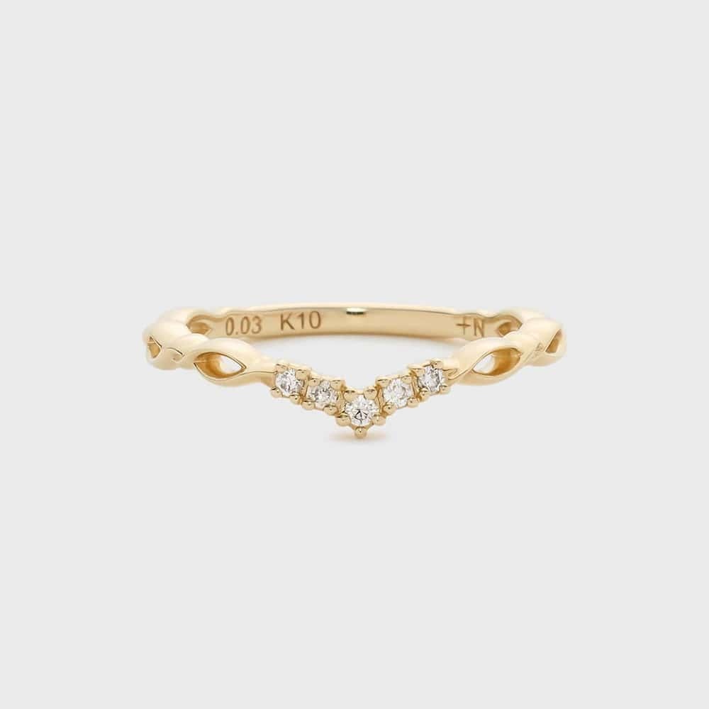 [型番：30244111124]「Pocket Ring」ポケットに手を入れた時のようにすっぽりと収まる、温かな着け心地のレイヤードリング。夕暮れの訪れとともに光が灯るシャンデリアからインスパイアされたデザイン。辺りが暗くなるにつれて徐々に...