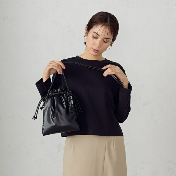 [型番：95-20BK05-205]《デザイン》・トレンドのパデッドミニショルダー。中綿の量を入れすぎずにステッチレスで仕上げているので季節問わず使えます。・ロゴ入りのチャーム付き！取り外し可能なので、キーチャームや他のバッグにつけたりと様...