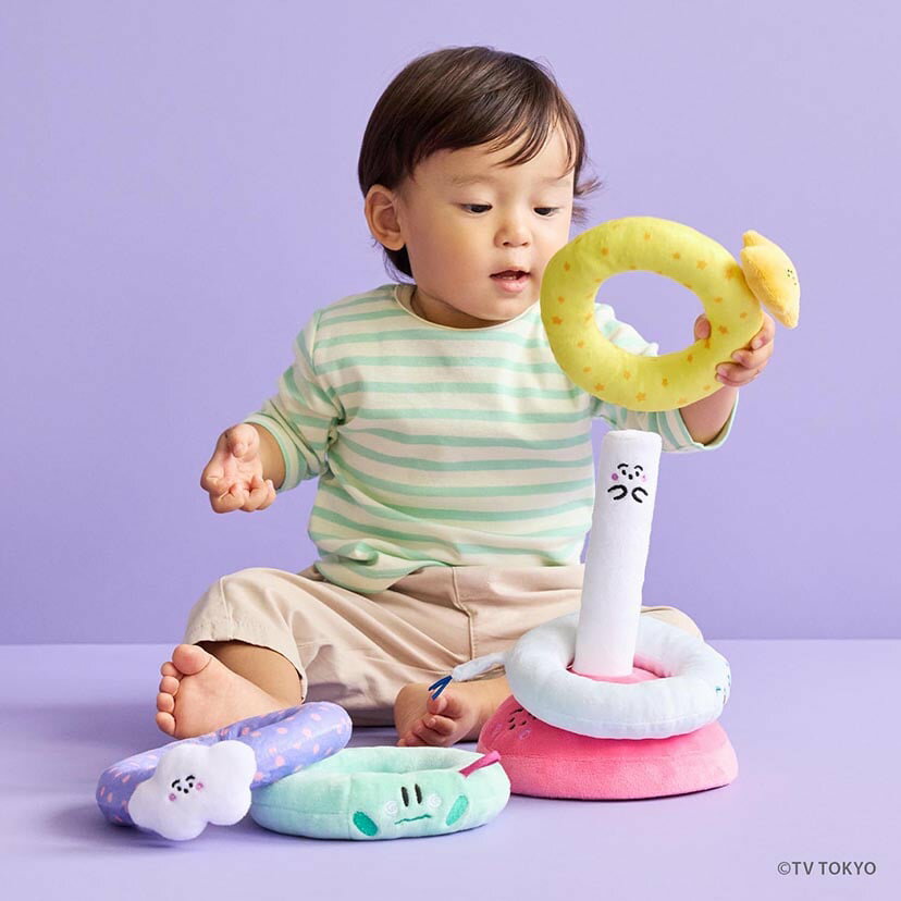 [型番:TYSYN001000000]ふわふわのさわり心地、輪っかはラトルとしても楽しめる　お家あそびにぴったりなふわふわのさわり心地の輪なげ。 くもと星のぷしゅぷしゅはリンリン鳴る仕掛け。ラトルとしても楽しめる！ ループがポイントのにゅう...