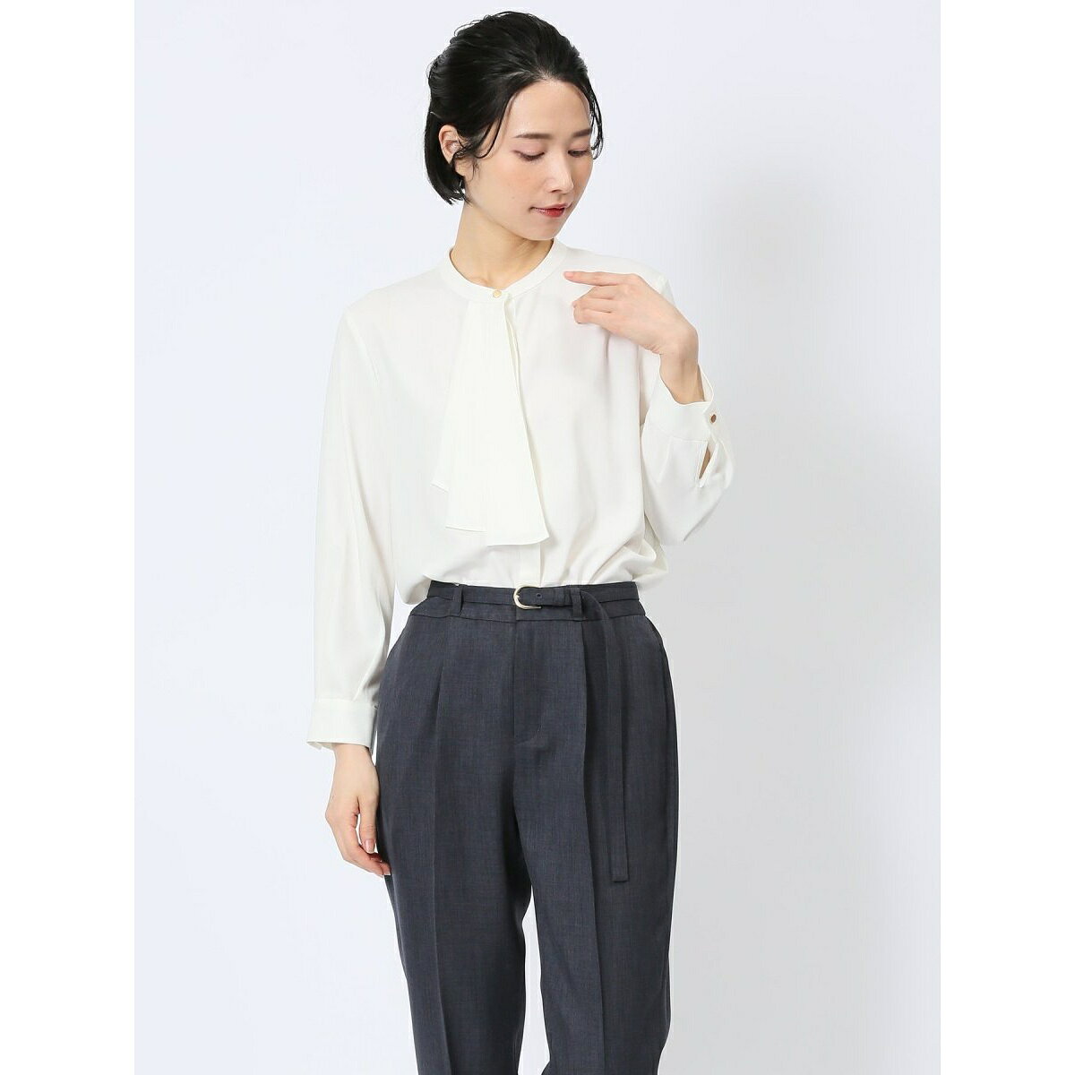 [型番：120133063601533]エムエフエディトリアルレディース/m.f.editorial:Womenラッフルフリル バンドカラー 8分袖プルオーバーブラウス■素材特徴ポリエステルにポリウレタンを混紡した綺麗目なジョーゼットを使用...