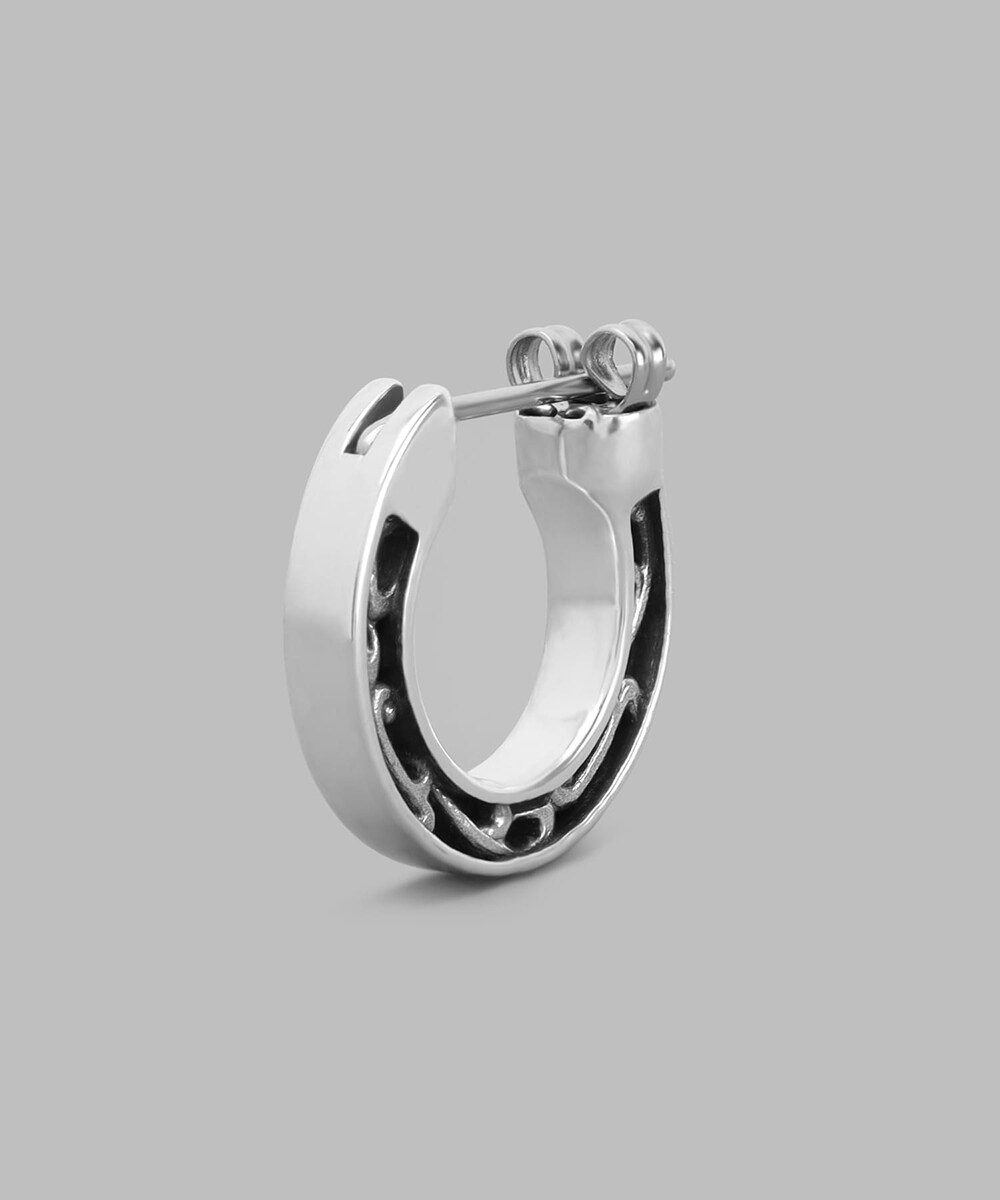 [型番:1EA201A0SV]メンズシルバーアクセサリー王道のデザイン【クロッシングピアス/サイドタテガミ】立体感のあるいぶし仕上げを採用し、重厚感ある仕上がりになっています。力、勇気、王権の象徴として古代から描かれている『ライオン』。身に...