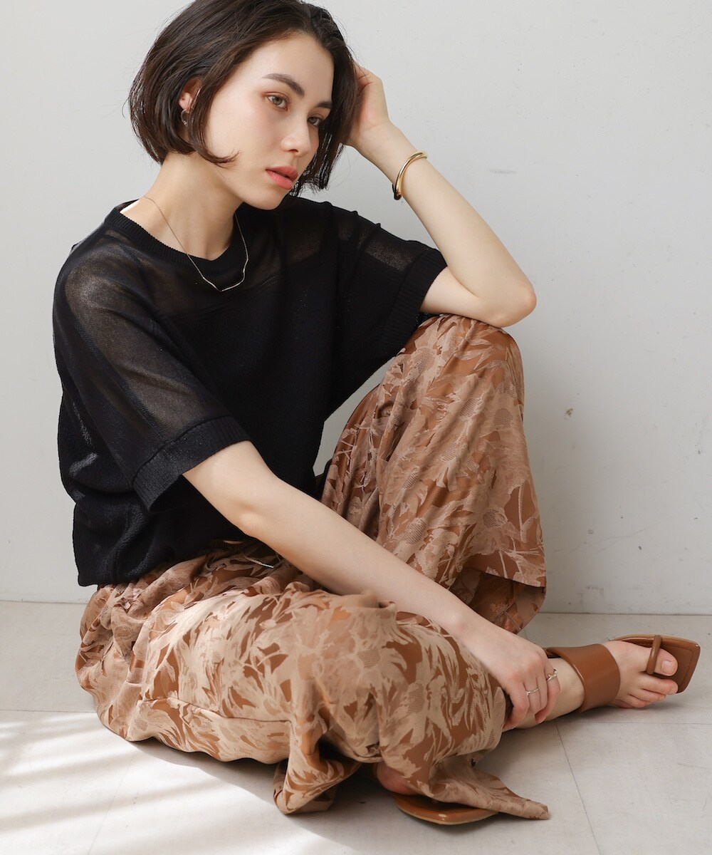 [型番:5512031]■POINTフラワー柄のジャガードが目をひく柄パンツ。サテンの光沢感が春らしさと女性らしさを出してくれて、トップスとの素材のコントラストが出やすいので、まだ、肌寒い時期にニットに合わせて、ちょうどよい先取りを楽しんで...