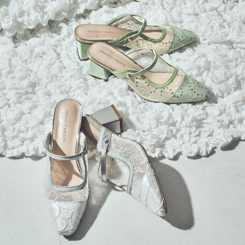 シーズンムード高まるシアーなチュール素材にレースをあしらった大人フェミニンなミュールパンプス。内側にゴムを付けた細めの甲ベルトは、抜け感を出しつつも、ホールド感があり歩行のしやすさまで考えられた作り。ベルトのサイドにパールを施したとことんレ...