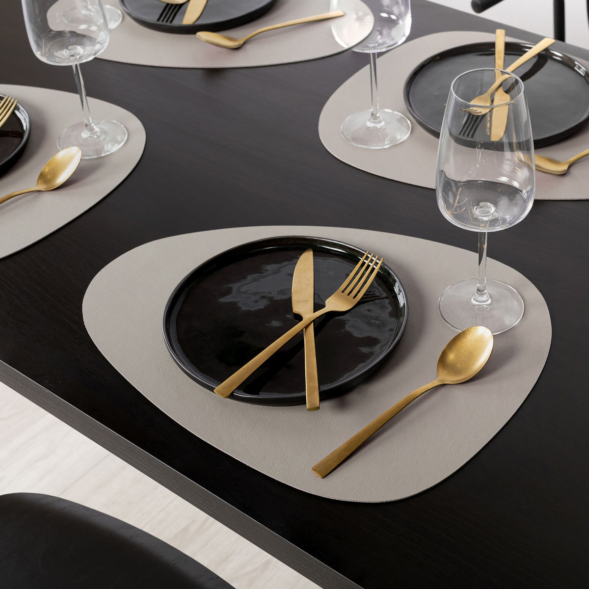 [型番:472776]【デザイン】●クラシックな革の質感とモダンな雰囲気を組み合わせた 「TOGO」シリーズのランチョンマット　ストーンです。●やわらかな曲線が美しい三角形のようなフォルムで、敷くだけで食卓のアクセントになります。●素材は両...