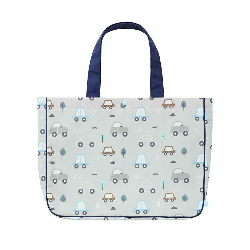 [型番:BGDB0035104]たくさん荷物が入るマチ付きバッグ。内側に大きめな仕切りと、ポケットがあり、荷物を整理して使えます。 フックにかけられるループ付き、お名前タグ付きです。大人が肩にかけやすい長めの持ち手もポイントです。 洗濯機で...