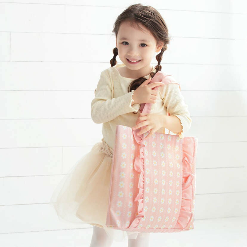 [型番:BGDB0036132]たくさん荷物が入るマチ付きバッグ。内側に大きめな仕切りと、ポケットがあり、荷物を整理して使えます。 フックにかけられるループ付き、お名前タグ付きです。大人が肩にかけやすい長めの持ち手もポイントです。 洗濯機で...