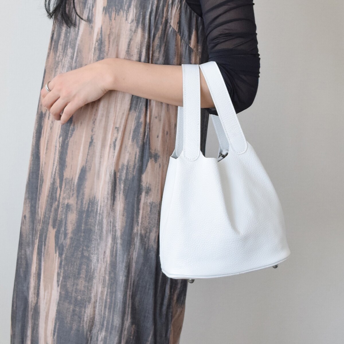 26年1月30日、価格変更致しました。[型番:Q56512]ANDREA CARDONE（アンドレア カルドネ）はレザー業界で、50年の歴史をもつイタリアのバッグブランドです。原料は全てイタリア産にこだわり、品質と優雅さを兼ね備えたデザイン...