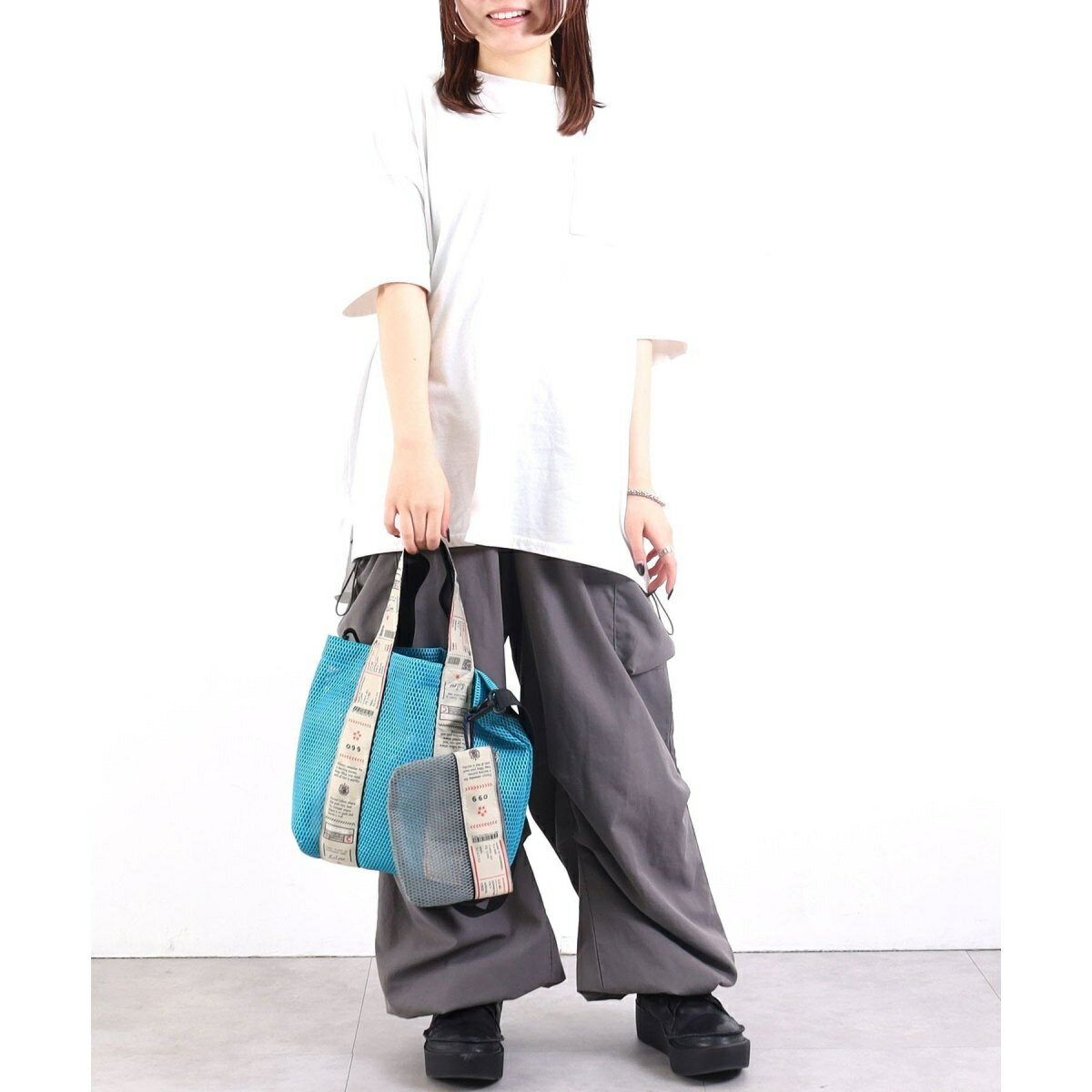 [型番：25131-11201]COOCOオリジナルデザインテープを使ったメッシュ素材バッグ♪メッシュを重ねることで素材の清涼感は残しながら、外から荷物が見えにくい仕様になっております。サイズは長財布・ペットボトルなど街歩きに必要なものはし...