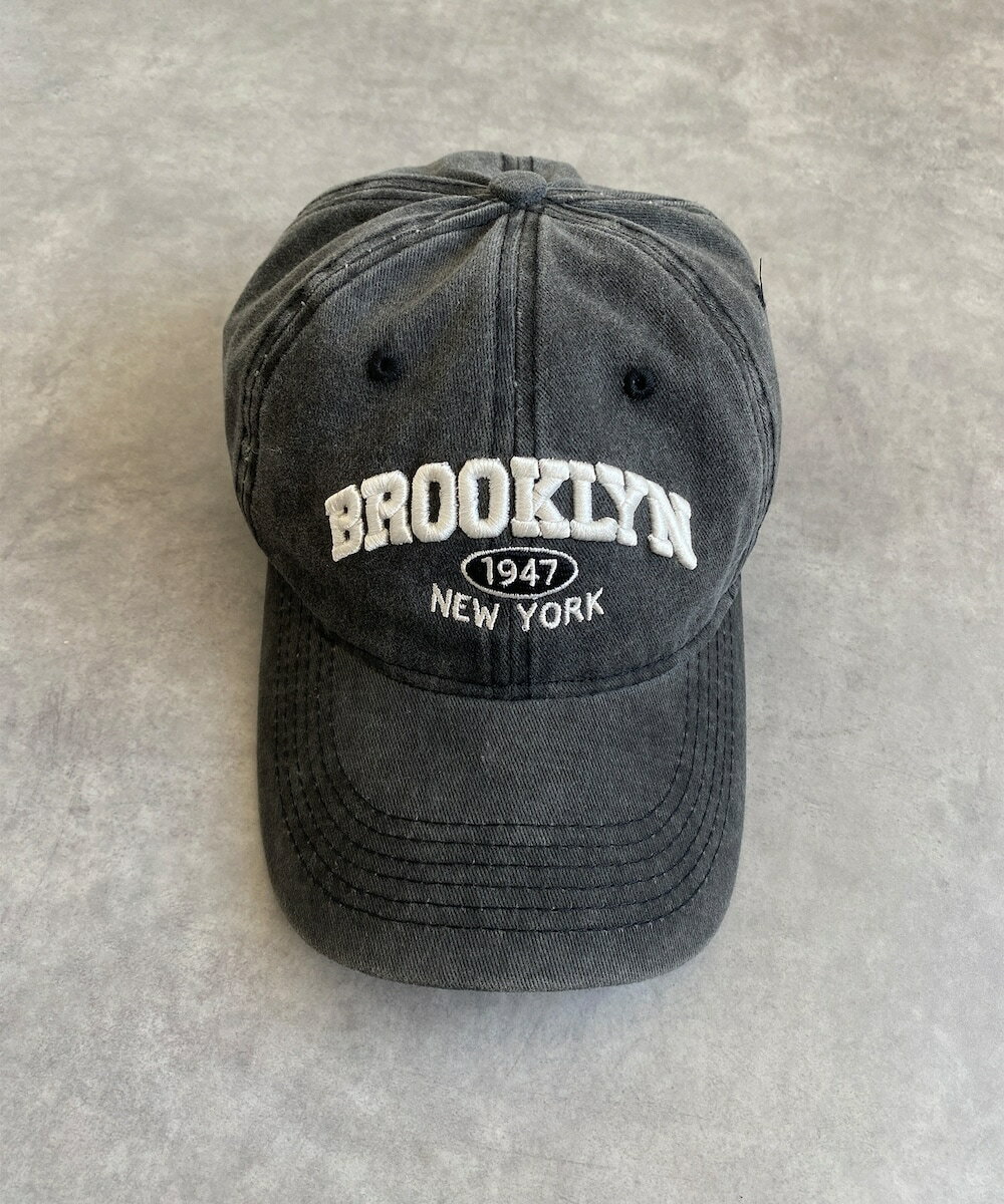 [型番:HKbloa]アメカジの定番、ウォッシュコットンキャップに刺繍をプラス！ストリートスタイルに欠かせないアメカジテイストのウォッシュコットンキャップ。ユニセックスで使えるシンプルなデザインに、ワンポイント刺繍を施しました。被るだけでこ...