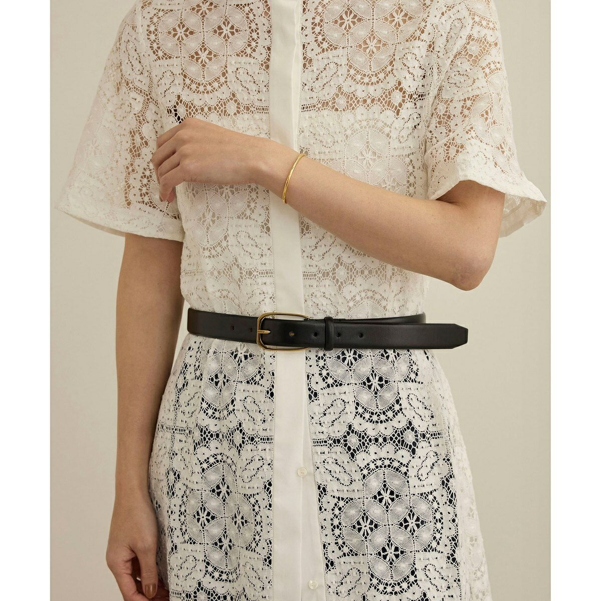 [型番：GGW25000]【素材】ソフトで馴染みの良い牛革を両表に貼り合わせた素材。【デザイン・シルエット】シグネットリングをイメージしたオリジナルのバックル金具がポイントのレザーベルト。コバはなだらかにエッジに向かって落としていくフェザー...