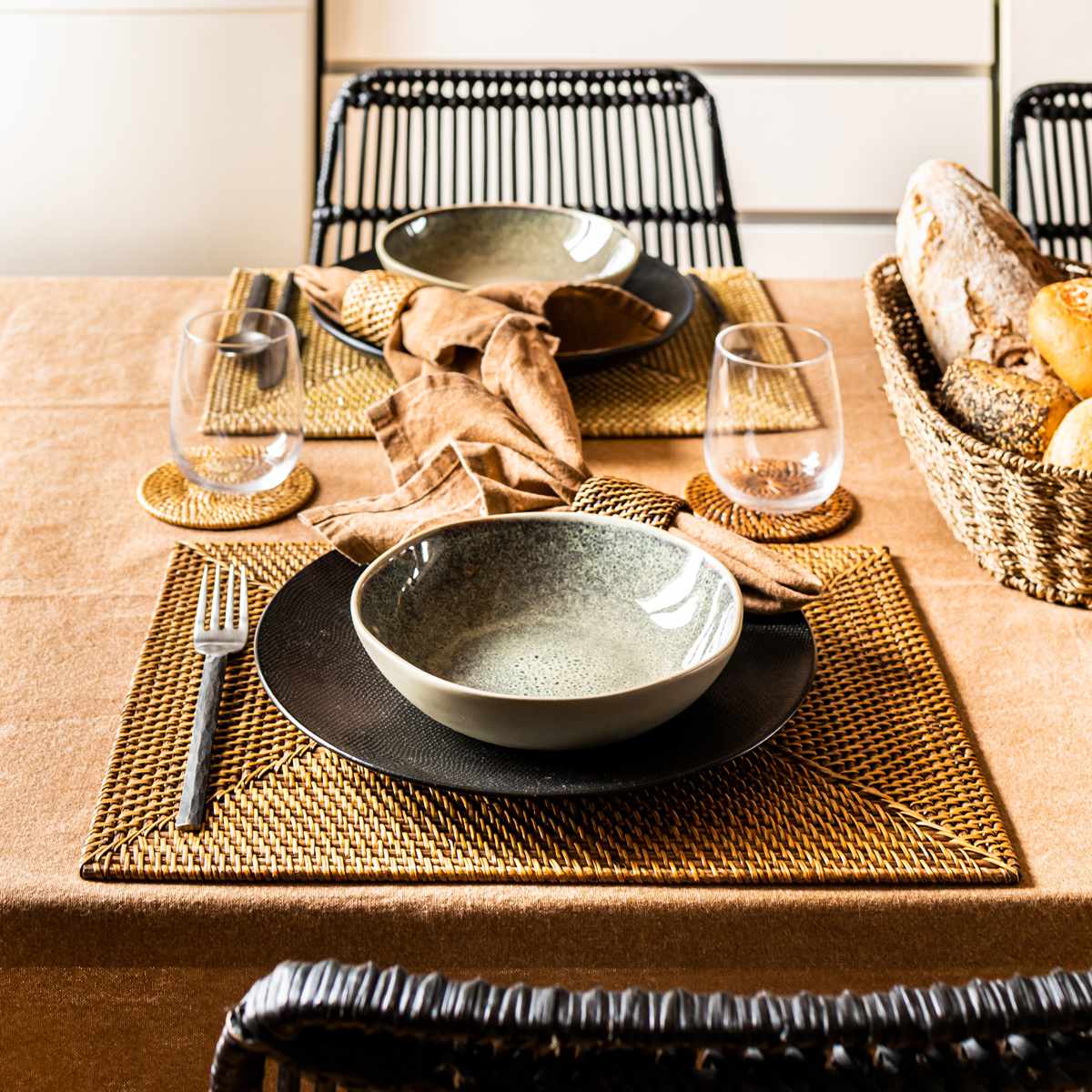 [型番:472758]【デザイン】●耐久性のある手編みの籐(ラタン)で作られたランチョンマットです。●天然素材ならでは質感がテーブルコーディネートを素敵に演出してくれます。●1人分のお食事をセットしやすい40×30cmサイズです。●どんなテ...