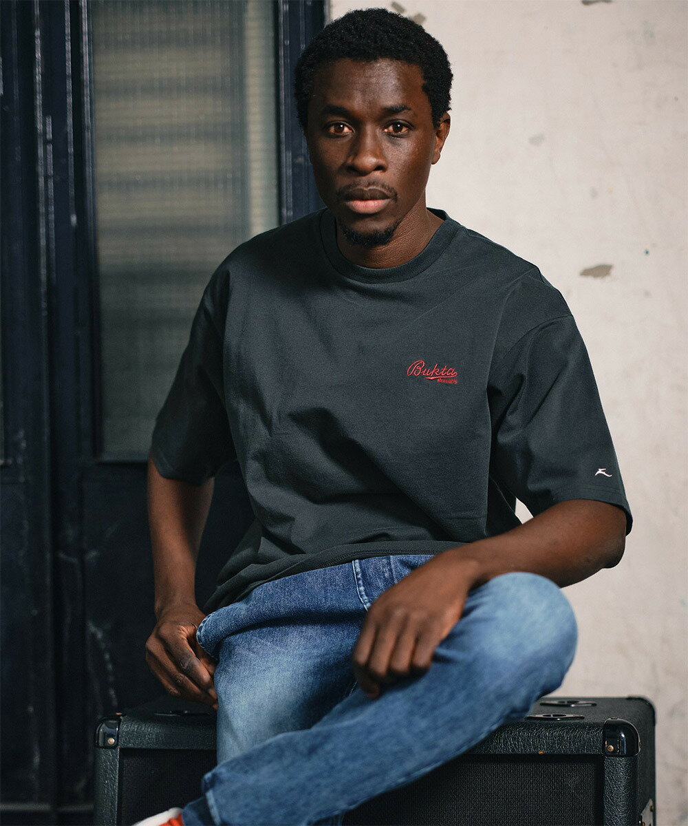 [型番:BU2445804]BUKTAロゴ刺繍がポイントの半袖Tシャツ。シンプルで着回しやすい1枚。■カラー：OFF、CHARCOAL、D/GREEN、NAVYサイズバスト着丈ゆき丈M110．071．052．0L118．074．053．0X...