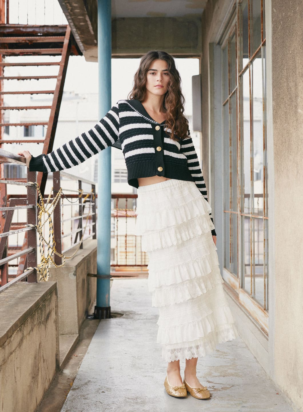 [型番:185106056]【Fabric】レースやシフォンなど繊細で上品な素材を数種類組み合わせました。肌に当たる部分は柔らかいカット素材を使用し、着心地の良さもポイント。落ち感のある素材を組み合わせており、タイト見えするシルエットです。...