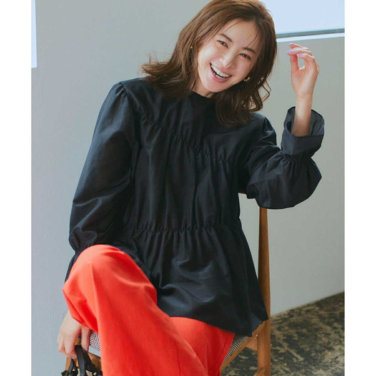 [型番：BLWWGM0316]2025 Spring ＆ Summer品のいい透け感とギャザーの甘さが、今っぽさと洒落感をぐっと高める■デザイントレンド感のあるシャーリングデザインのブラウス。斜めに入れたギャザーラインが可愛らしくなりすぎず...