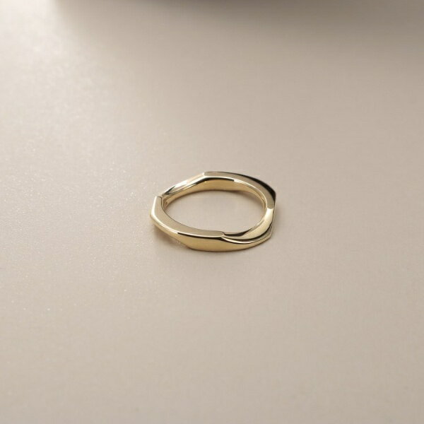 [型番：40566398]キヘイチェーンのコマをアレンジしたデザイン。角度によってシルエットが変化するニュアンスあるアイテムです。同シリーズの（405−66397）と2本を重ねるコーディネートもおすすめ。同シリーズのイヤカフ（405−814...