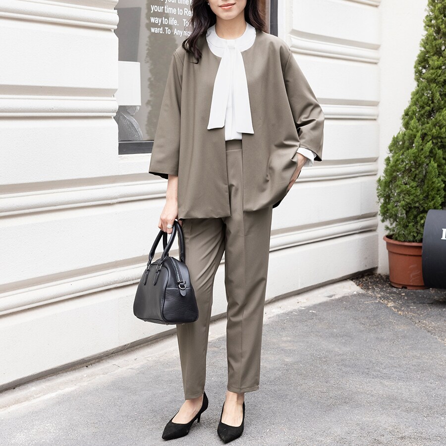 ノーカラーシックセットアップ上品さを意識した大人シックなセットアップが新登場！美しいシルエットラインを演出しながらスッキリ綺麗めに仕上げました。すっきりとしたラウンドネックとゆったりとしたモモンガのような仕上がりが女性らしさを引き立てます。...