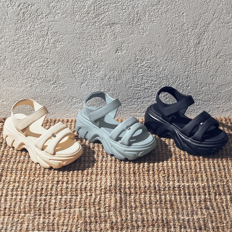 立体感が可愛いパデットのボリューミーさを、サイドのカットラインと丸いスタッズで抜け感をプラスした注目度No.1のサンダル。柔らかい足当たりのマットなスムース素材に、クッション入りのパデットが足元を優しく包み込んでくれるうえに踵にもクッション...