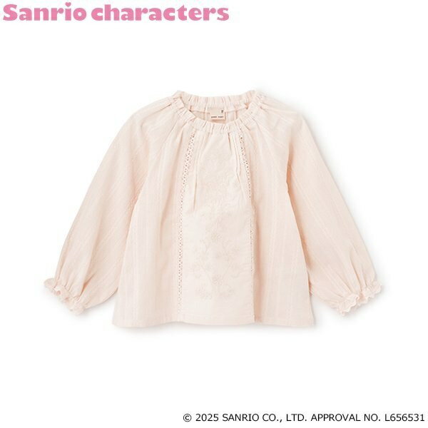 [型番：9651209]コットンレースが大人可愛いブラウスです。フロントにはマイメロディ、マイスウィートピアノ、お花を刺しゅうで繊細に表現しました。衿ぐりと袖口はやわらかなゴムを使用し、ゆったりと快適な着心地を実現。肌馴染みの良いやさしいカ...
