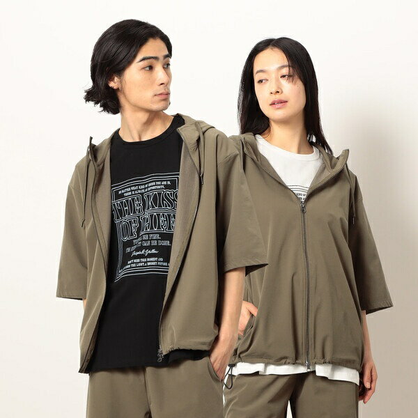 [型番：55-21CK60-205]《デザイン》定番人気のパーカがシルエットをブラッシュアップして今年も登場します。身頃は程よくゆとりのあるリラックスシルエットです。ファスナーを上まで閉じて着用した時にきれいにフードが立つようにパターンを調...