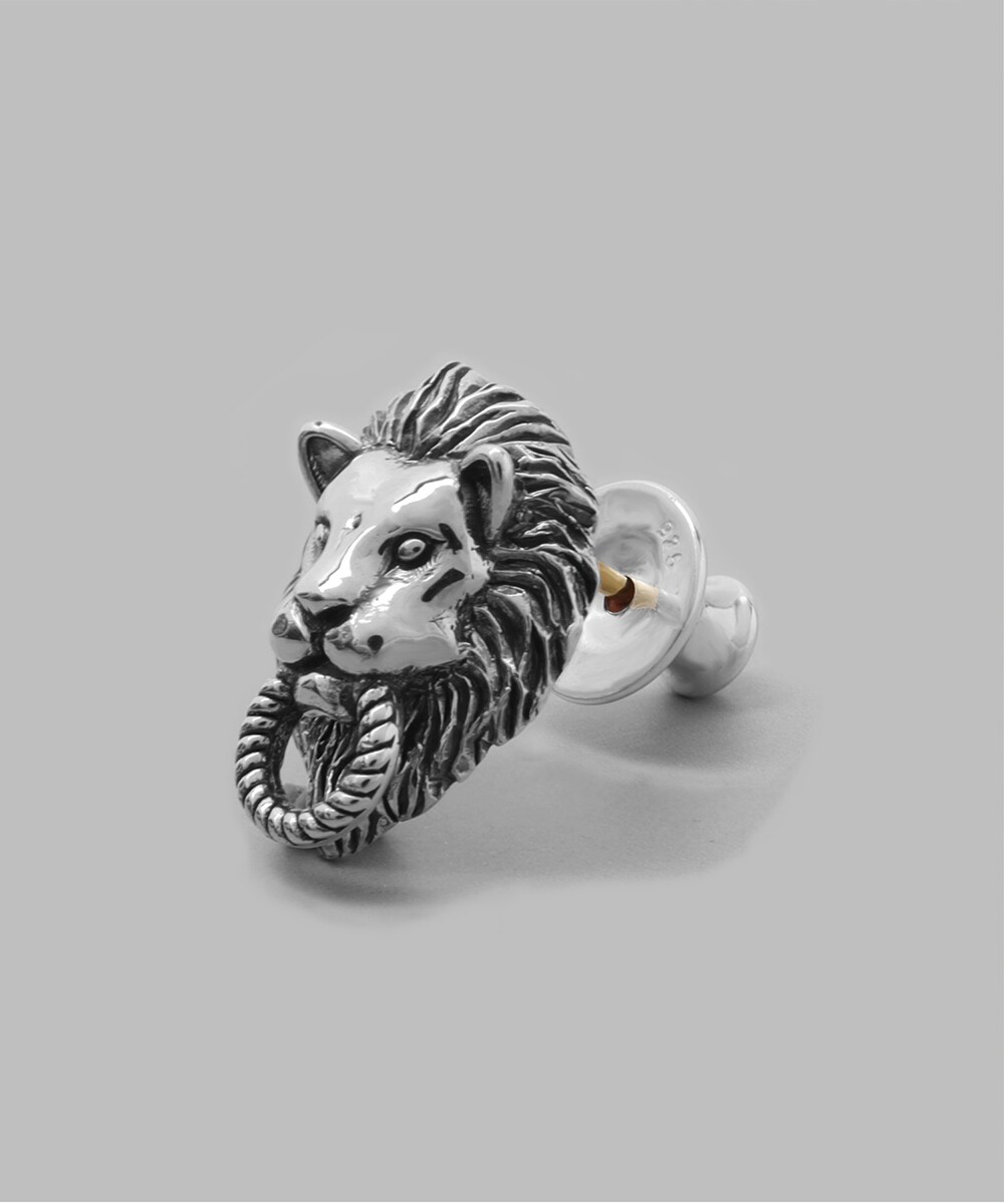 [型番:1EA200A0SV]ブランド名の『LION』をクラシカルに表現したシルバーピアス【スタッズピアス/マスター】百獣の王として知られる大胆で雄々しいライオンのデザインが特徴。立体感のあるいぶし仕上げを採用し、重厚感ある仕上がりになって...