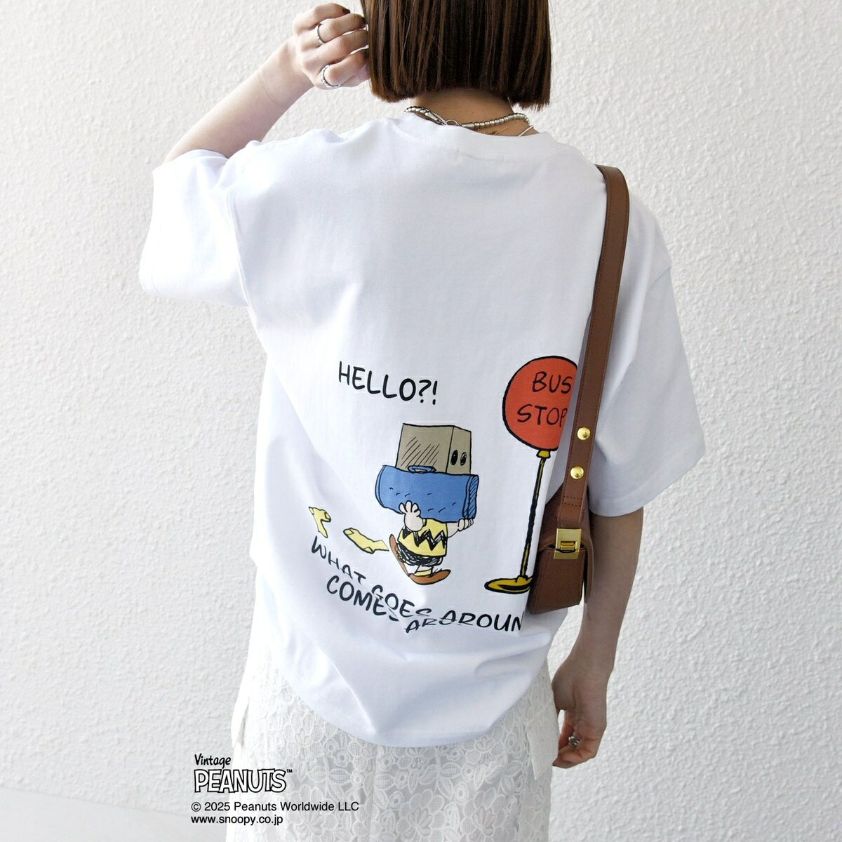 [型番：712110071]PEANUTSキャラクターの顔をあえて隠したグラフィックのコラボTシャツ！【素材特性】着心地の良いコットン素材のボディを使用。適度な柔らかさと程よい厚みの素材です。【デザイン】PEANUTSのキャラクターの顔を隠...