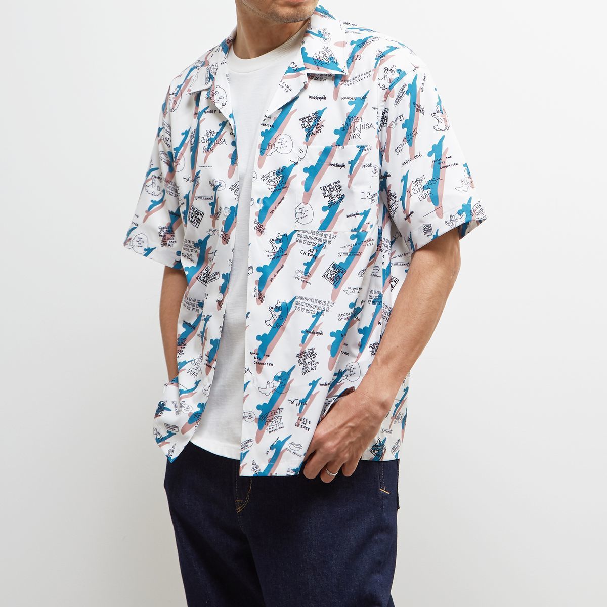 [型番:A0457FB 497]MARK GONZALES ARTWORK COLLECTION×MASTER FRAMEコラボシャツ＜デザインの特徴＞抜け感のあるオープンカラーシャツです。釦を留めて品の良いスタイリングはもちろんの事、Tシ...