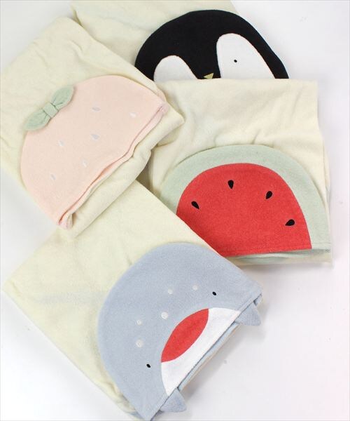 [型番:30333104]Si・Shu・Non(シシュノン)の「ポケッタブルブランケット」はキャラの中にブランケットを収納でき持ち運びに便利なアイテム！収納時の時はぬいぐるみ感覚で可愛い。他アイテムと合わせてギフトや出産祝いにもおすすめです...