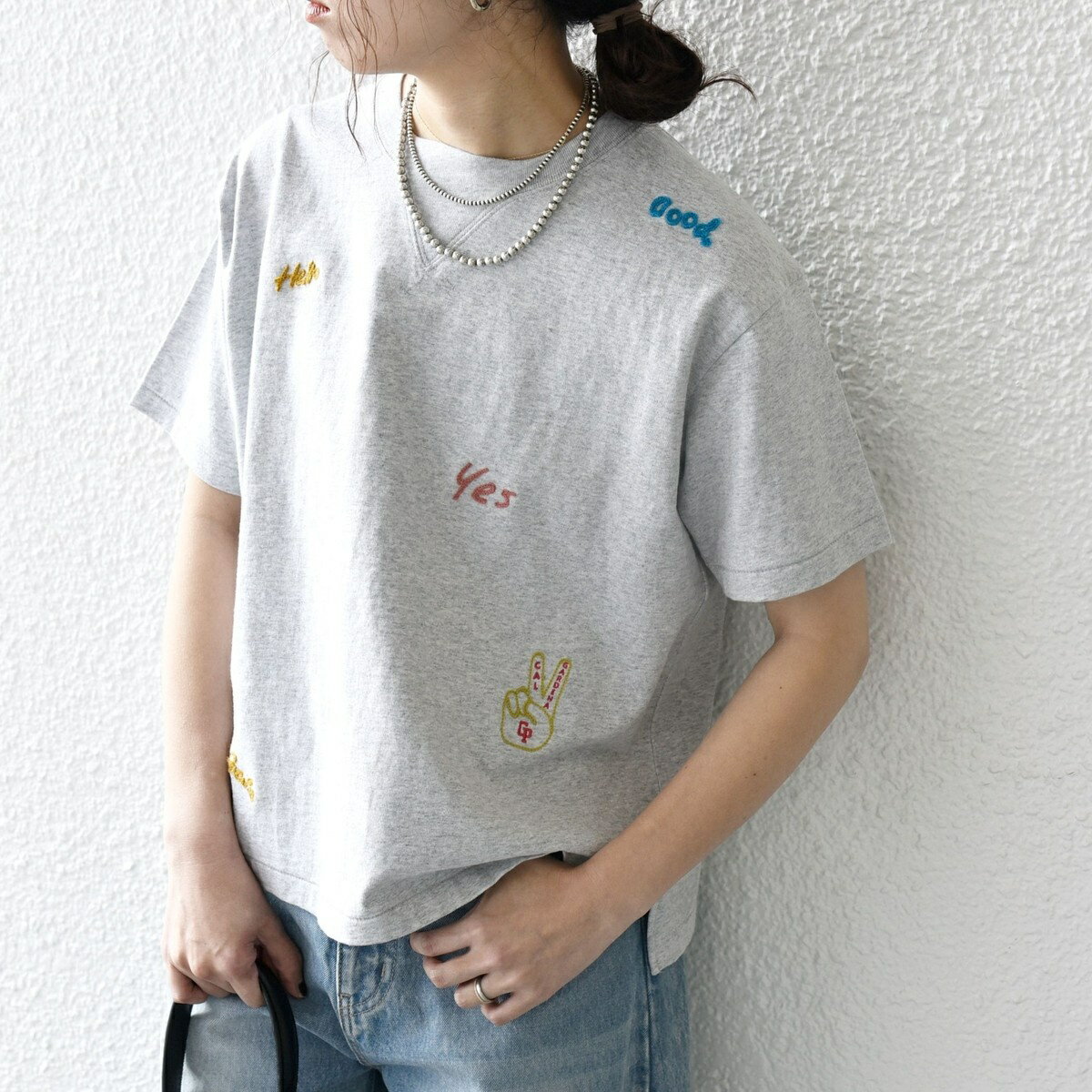 [型番：722310105]【25SS】昨年ご好評をいただいたTシャツに新しいデザインが登場！遊び心溢れるロゴと刺繍のデザインで、スタイリングの主役になるロゴTEE。【Collegiate Pacific】のアーカイブロゴを使用した、SHI...