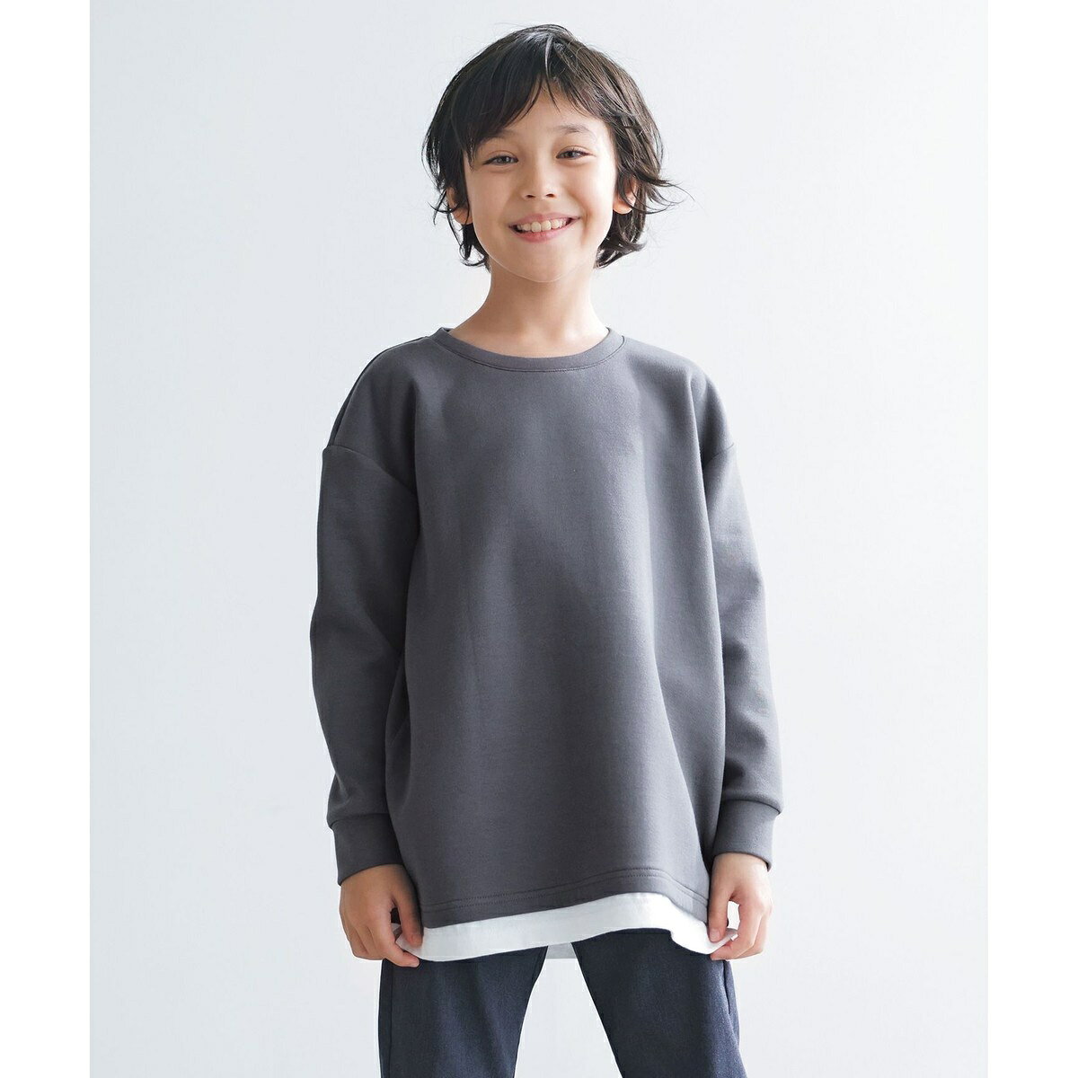 [型番：KKUKGS0004]”重ね着風”で一枚でサマになるのが嬉しいスウェット■デザインTシャツの上に重ね着をしたようなフェイクレイヤードデザイン。トレンド感のあるゆったりとしたシルエットで、生地のふくらみ感もあるため綺麗なフォルムが出て...