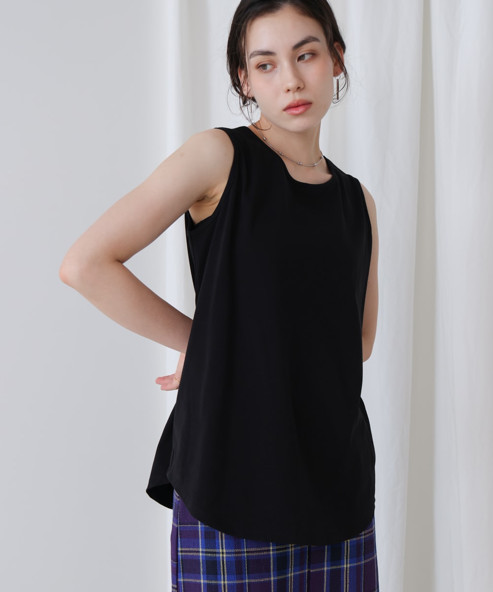 [型番:5528021]■POINTインナーとして1枚は持っておきたいタンクトップ。腰回りを隠してくれるやや長めの丈に裾のラウンドカットでスッキリ見え、重ね着にもマッチ。ゆるシルエットなので体型を拾いにくく、ストレッチも効いているので着用し...