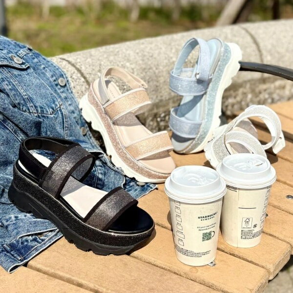 [型番：P0632092]【いま売れてます♪足が細く／長く見えるスポサン】去年の人気モデルが2025年春夏にバージョンアップしました！ふんだんにラメを使用しキラキラ好きにはたまらない1足に♪アッパーは夏らしく透け感と光沢感のあるレースを使用...