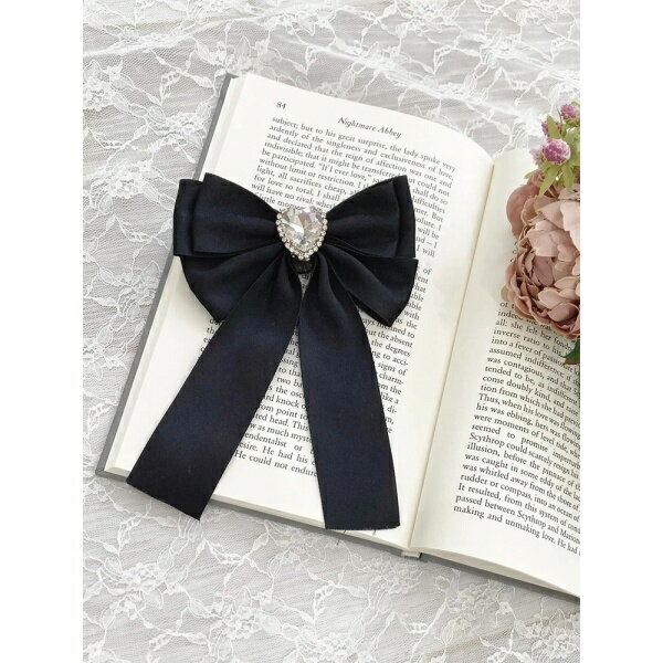 [型番：24590034306]ハートビジューがきらめく、ボリュームのあるリボンが可愛いブローチです。長く垂らしたリボンがスタイリングに華やかなニュアンスをプラスします。留め具はピンとクリップの両方が付いているので、ヘアアレンジのアクセント...