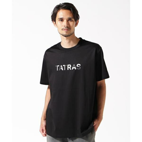 [型番：7855134248]TATRAS(タトラス) 【B'2nd Exclusive】BANIEL タトラス別注Tシャツ厚盛のジェルプリントによるロゴデザインが印象的。立体的で光沢のあるプリントが、1枚で着ても十分な存在感を発揮。袖にブ...