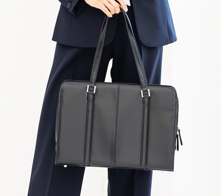 [型番:j3018]【A4サイズ対応ビジネスバッグについて】A4ファイルサイズも楽々入る大容量＆軽量のバッグです。書類・ペットボトル・財布・ポーチなど必要なものがたっぷり収納可能。天面にファスナーと底面に鋲付きなので、自立しバッグを汚すこと...