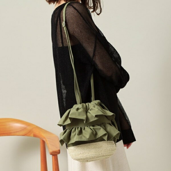 [型番：P9372047]【デザイン】トレンド感のある巾着ショルダー。フリルと雑材のコンビネーションなので春先の早い時期から使いやすく、甘めスタイルが苦手な方でもフリルデザインを取り入れやすい！巾着タイプなので中身が隠せて開閉もラクチンです...